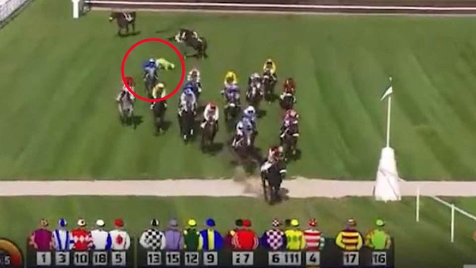Jockey Felix de Giles łamie obie nogi i ramię w przerażającym upadku ...