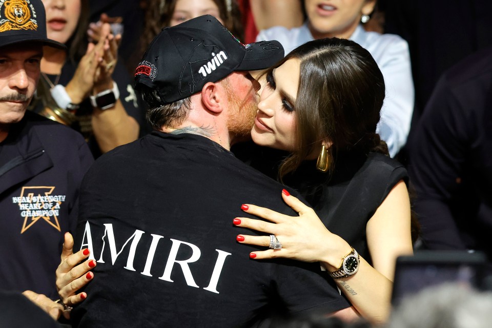 Canelo Alvarez lost the fight to Crawford: the boxer thanked his wife ...