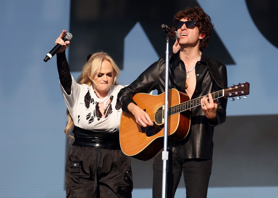 Rebel Wilson makes a surprise appearance on stage with The Kooks: what ...