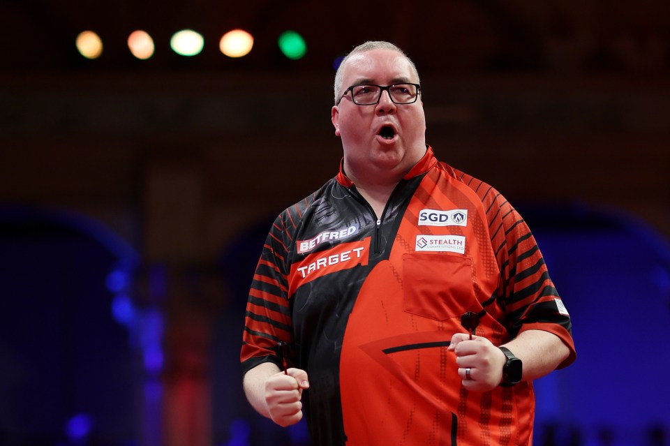 Steven Bunting hat beim Darts-Turnier die Schuhe gewechselt: Was ist ...