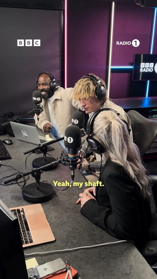 Machine Gun Kelly schockierte die BBC-Moderatoren: Was sie im Studio ...